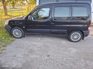 Black Citroen Berlingo 2008 in Kohtla-Jarve, with an engine capacity of 1.60 L and mileage of 372 thousand km for 888 €, photo 15 on AUTOMOTO.COM.LV