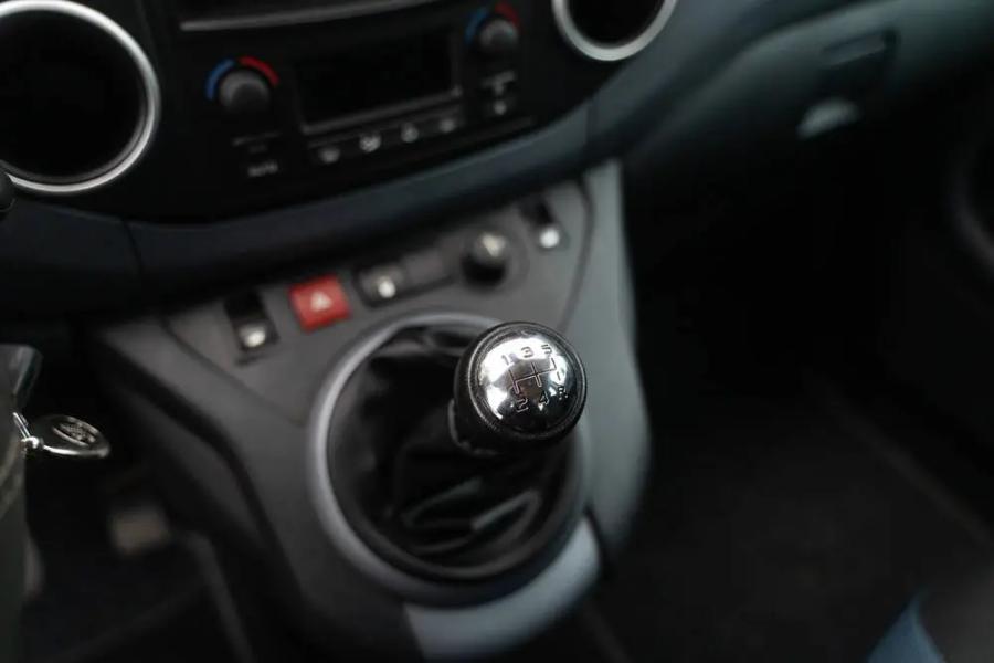 Melns Citroen Berlingo 2009 Liepāja, ar dzinēja tilpumu 1.60 L un nobraukumu 274 tūkst. km par 3900 €, foto 20 vietnē AUTOMOTO.COM.LV