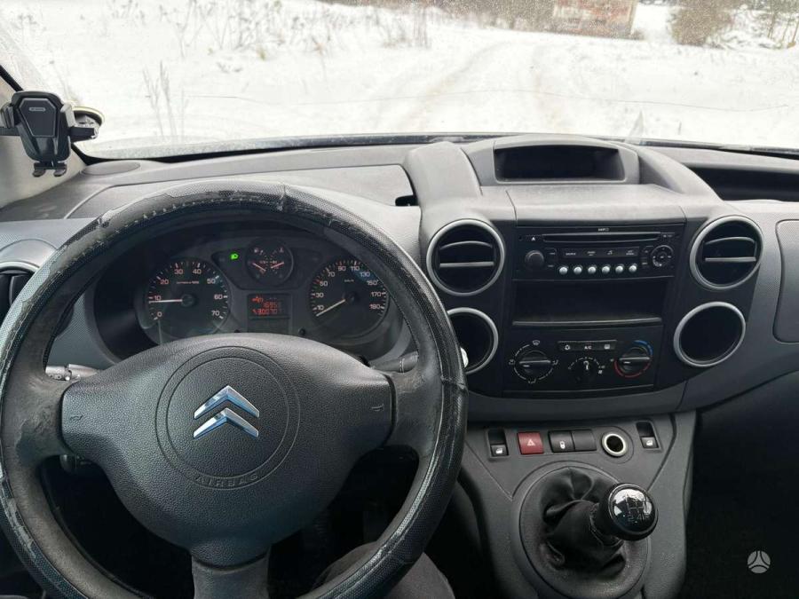 Melns Citroen Berlingo 2010 Viļņa, ar dzinēja tilpumu 1.56 L un nobraukumu 301 tūkst. km par 2100 €, foto 5 vietnē AUTOMOTO.COM.LV