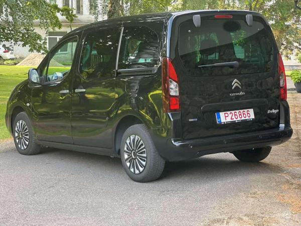 Black Citroen Berlingo 2016 in Panevezys, with an engine capacity of 1.60 L and mileage of 223 thousand km for 5300 €, photo 4 on AUTOMOTO.COM.LV