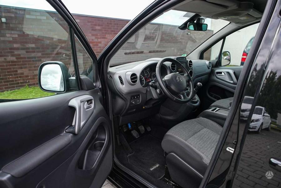 Melns Citroen Berlingo 2018 Marijampole, ar dzinēja tilpumu 1.20 L un nobraukumu 130 tūkst. km par 6950 €, foto 23 vietnē AUTOMOTO.COM.LV