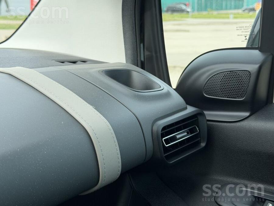 Black Citroen Berlingo 2019 in Riga, with an engine capacity of 1.20 L and mileage of 100 thousand km for 15490 €, photo 26 on AUTOMOTO.COM.LV