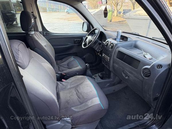 Melns Citroen Berlingo 2006 Rapla, ar dzinēja tilpumu 1.60 L un nobraukumu 333 tūkst. km par 1150 €, foto 8 vietnē AUTOMOTO.COM.LV