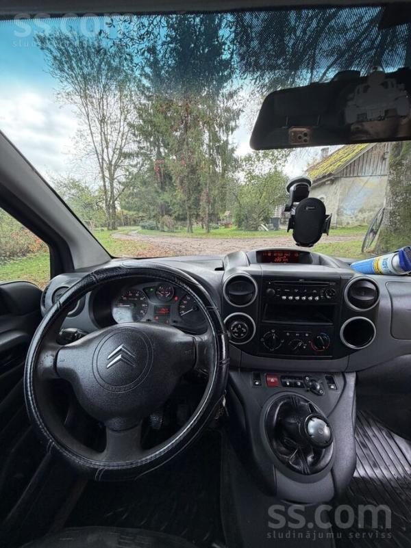 Citroen Berlingo 2009 Liepāja vietnē Melns Citroen Berlingo 2009 Liepāja, ar dzinēja tilpumu 1.60 L un nobraukumu 500 tūkst. km par 850 €, foto 9 vietnē AUTOMOTO.COM.LV