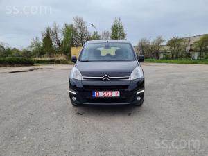 Melns Citroen Berlingo 2015 Ogre, ar dzinēja tilpumu 1.60 L un nobraukumu 0 tūkst. km par 5550 €, foto 3 vietnē AUTOMOTO.COM.LV
