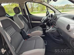 Melns Citroen Berlingo 2015 Ogre, ar dzinēja tilpumu 1.60 L un nobraukumu 0 tūkst. km par 5550 €, foto 22 vietnē AUTOMOTO.COM.LV
