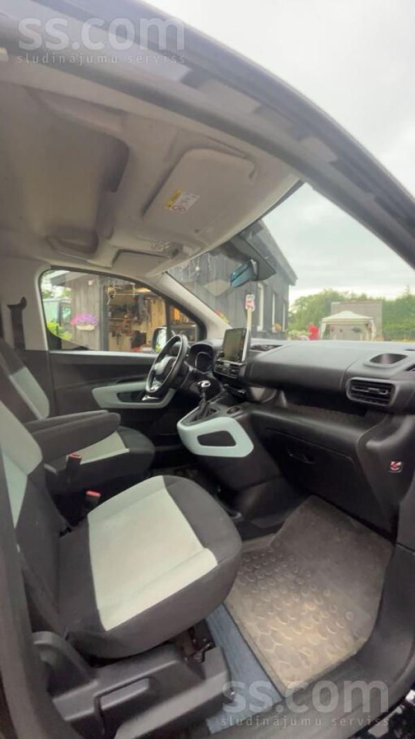 Black Citroen Berlingo 2021 in Valmiera, with an engine capacity of 1.20 L and mileage of 71 thousand km for 11900 €, photo 5 on AUTOMOTO.COM.LV