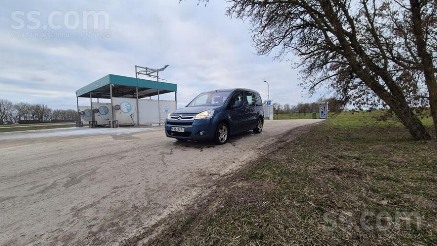 Blue Citroen Berlingo 2010 in Jelgava, with an engine capacity of 1.60 L and mileage of 354 thousand km for 1600 €, photo 4 on AUTOMOTO.COM.LV