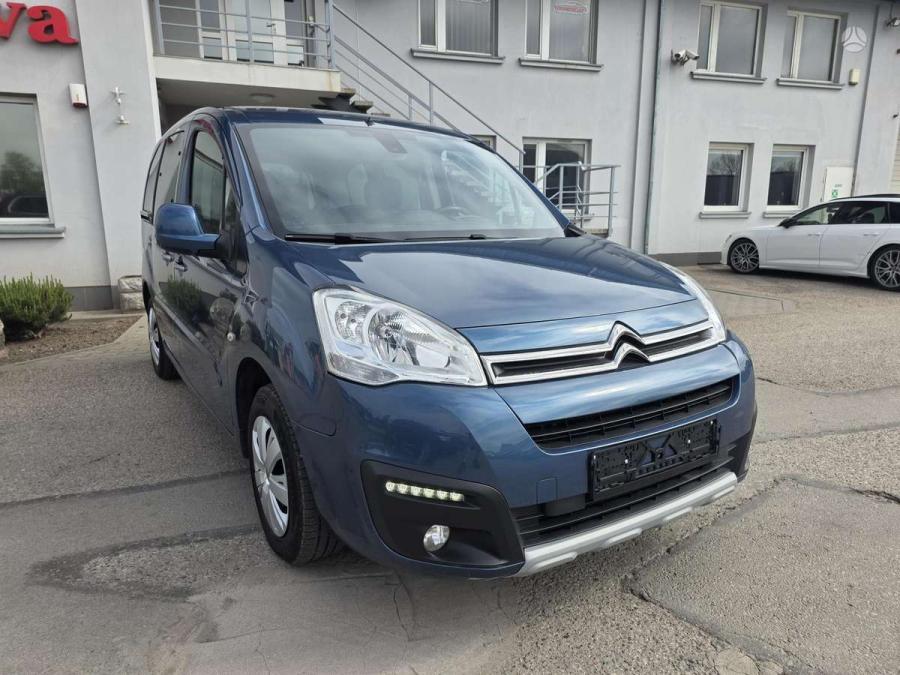 Zils Citroen Berlingo 2017 Marijampole, ar dzinēja tilpumu 1.56 L un nobraukumu 189 tūkst. km par 4990 €, foto 5 vietnē AUTOMOTO.COM.LV