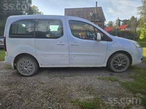 Blue Citroen Berlingo 2013 in Valka, with an engine capacity of 1.60 L and mileage of 383 thousand km for 1199 €, photo 5 on AUTOMOTO.COM.LV