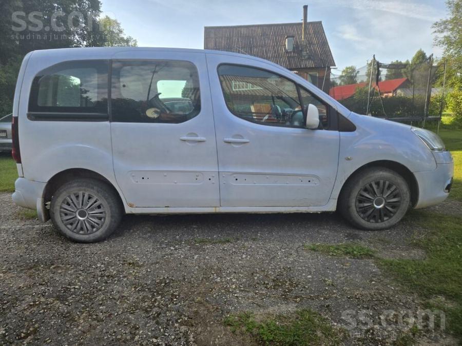 Blue Citroen Berlingo 2013 in Valka, with an engine capacity of 1.60 L and mileage of 383 thousand km for 1199 €, photo 5 on AUTOMOTO.COM.LV