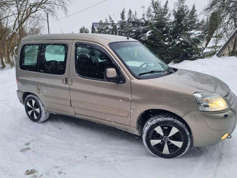 Brown Citroen Berlingo 2007 in Kaunas, with an engine capacity of 1.60 L and mileage of 151 thousand km for 2000 €, photo 3 on AUTOMOTO.COM.LV