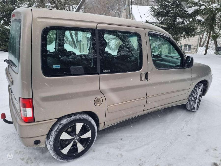 Brown Citroen Berlingo 2007 in Kaunas, with an engine capacity of 1.60 L and mileage of 151 thousand km for 2000 €, photo 4 on AUTOMOTO.COM.LV