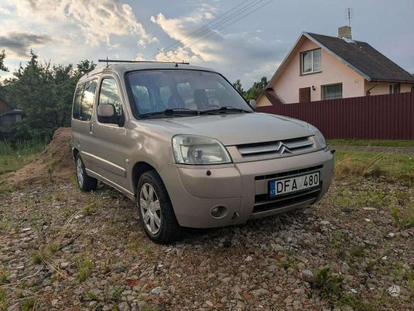 Brūns Citroen Berlingo 2007 Panevēža, ar dzinēja tilpumu 1.59 L un nobraukumu 232 tūkst. km par 1200 €, foto 1 vietnē AUTOMOTO.COM.LV
