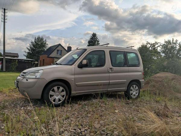 Brūns Citroen Berlingo 2007 Panevēža, ar dzinēja tilpumu 1.59 L un nobraukumu 232 tūkst. km par 1200 €, foto 3 vietnē AUTOMOTO.COM.LV