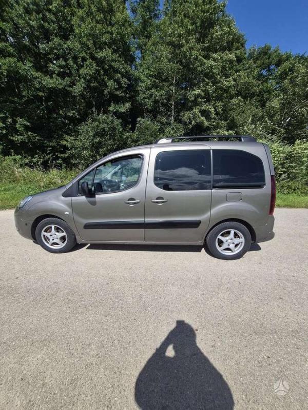 Brown Citroen Berlingo 2013 in Raseiniai, with an engine capacity of 1.60 L and mileage of 290 thousand km for 4150 €, photo 3 on AUTOMOTO.COM.LV
