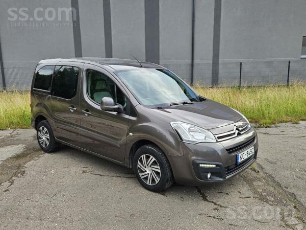Brown Citroen Berlingo 2015 in Riga, with an engine capacity of 1.60 L and mileage of 171 thousand km for 5200 €, photo 7 on AUTOMOTO.COM.LV
