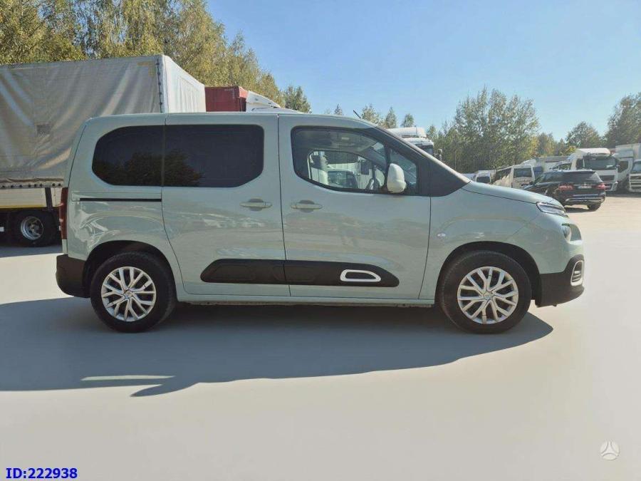 Green Citroen Berlingo 2020 in Vilnius, with an engine capacity of 1.20 L and mileage of 107 thousand km for 11550 €, photo 4 on AUTOMOTO.COM.LV