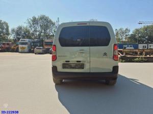 Green Citroen Berlingo 2020 in Vilnius, with an engine capacity of 1.20 L and mileage of 107 thousand km for 11550 €, photo 6 on AUTOMOTO.COM.LV