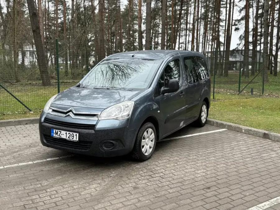Grey Citroen Berlingo 2012 in Riga, with an engine capacity of 1.60 L and mileage of 339 thousand km for 2590 €, photo 1 on AUTOMOTO.COM.LV