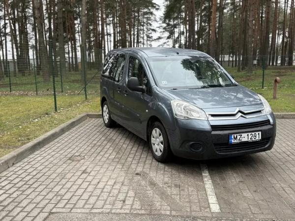 Pelēks Citroen Berlingo 2012 Rīga, ar dzinēja tilpumu 1.60 L un nobraukumu 339 tūkst. km par 2590 €, foto 2 vietnē AUTOMOTO.COM.LV