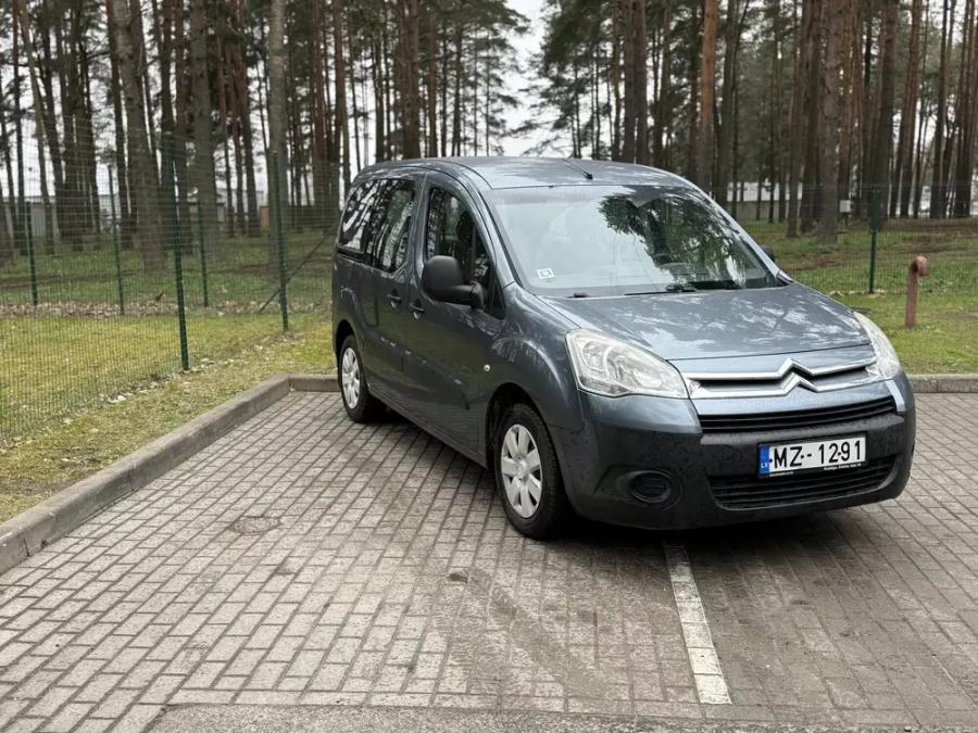 Grey Citroen Berlingo 2012 in Riga, with an engine capacity of 1.60 L and mileage of 339 thousand km for 2590 €, photo 3 on AUTOMOTO.COM.LV