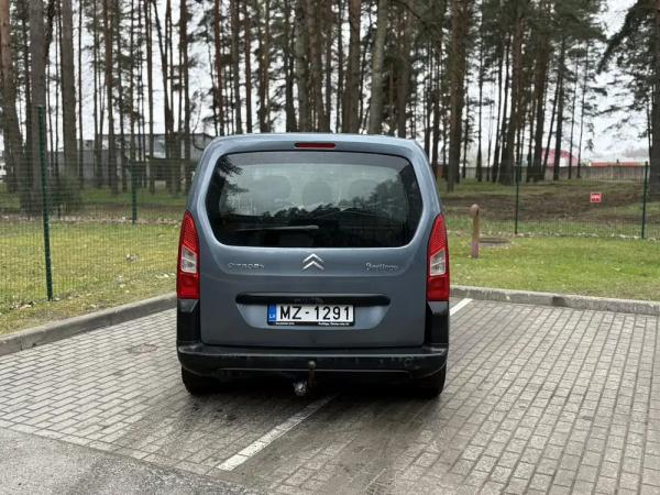 Pelēks Citroen Berlingo 2012 Rīga, ar dzinēja tilpumu 1.60 L un nobraukumu 339 tūkst. km par 2590 €, foto 6 vietnē AUTOMOTO.COM.LV