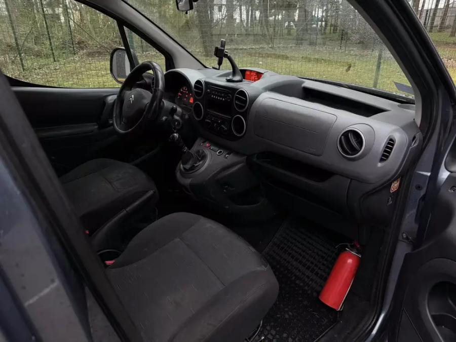 Grey Citroen Berlingo 2012 in Riga, with an engine capacity of 1.60 L and mileage of 339 thousand km for 2590 €, photo 9 on AUTOMOTO.COM.LV