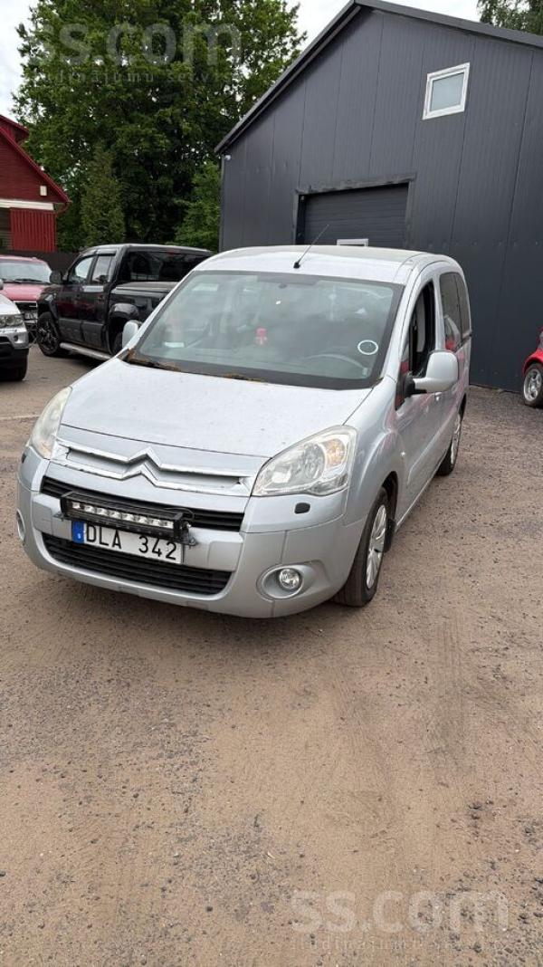 Grey Citroen Berlingo 2012 in Riga, with an engine capacity of 1.60 L and mileage of 290 thousand km for 3800 €, photo 1 on AUTOMOTO.COM.LV
