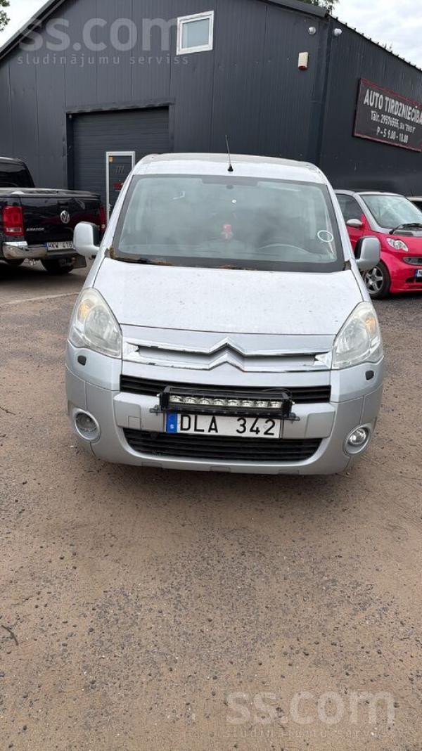 Grey Citroen Berlingo 2012 in Riga, with an engine capacity of 1.60 L and mileage of 290 thousand km for 3800 €, photo 2 on AUTOMOTO.COM.LV