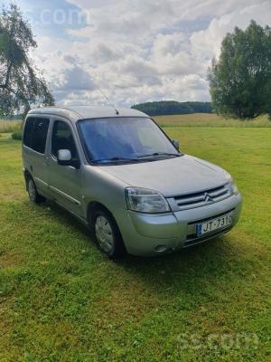 Pelēks Citroen Berlingo 2004 Cēsis, ar dzinēja tilpumu 1.90 L un nobraukumu 515 tūkst. km par 920 €, foto  vietnē AUTOMOTO.COM.LV