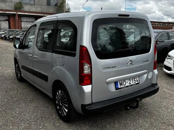 Pelēks Citroen Berlingo 2008 Daugavpils, ar dzinēja tilpumu 1.60 L un nobraukumu 294 tūkst. km par 2490 €, foto 4 vietnē AUTOMOTO.COM.LV