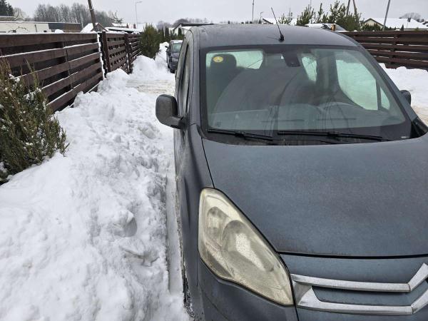 Grey Citroen Berlingo 2009 in Kaunas, with an engine capacity of 1.56 L and mileage of 305 thousand km for 2650 €, photo 4 on AUTOMOTO.COM.LV