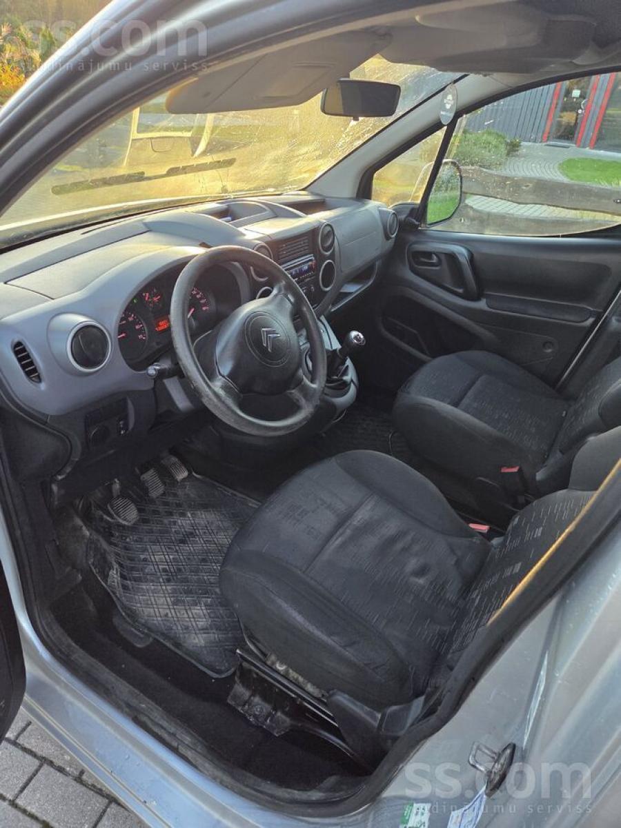 Pelēks Citroen Berlingo 2009 Liepāja, ar dzinēja tilpumu 1.60 L un nobraukumu 388 tūkst. km par 1650 €, foto 5 vietnē AUTOMOTO.COM.LV