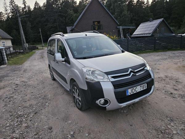 Pelēks Citroen Berlingo 2010 Prienai, ar dzinēja tilpumu 1.56 L un nobraukumu 321 tūkst. km par 2250 €, foto 2 vietnē AUTOMOTO.COM.LV