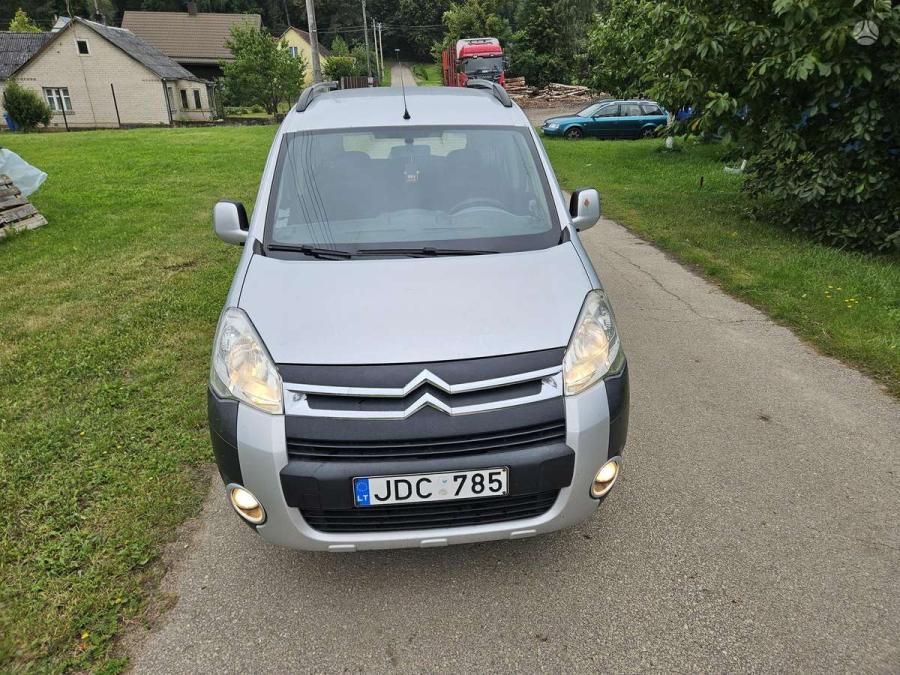 Pelēks Citroen Berlingo 2010 Prienai, ar dzinēja tilpumu 1.56 L un nobraukumu 328 tūkst. km par 2000 €, foto 4 vietnē AUTOMOTO.COM.LV