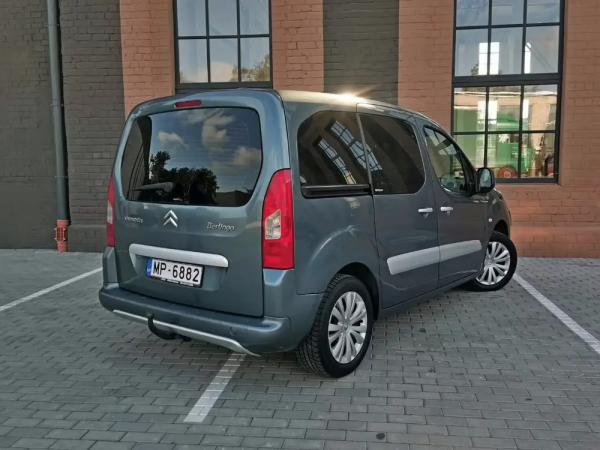 Pelēks Citroen Berlingo 2011 Rīga, ar dzinēja tilpumu 1.60 L un nobraukumu 283 tūkst. km par 3690 €, foto 2 vietnē AUTOMOTO.COM.LV