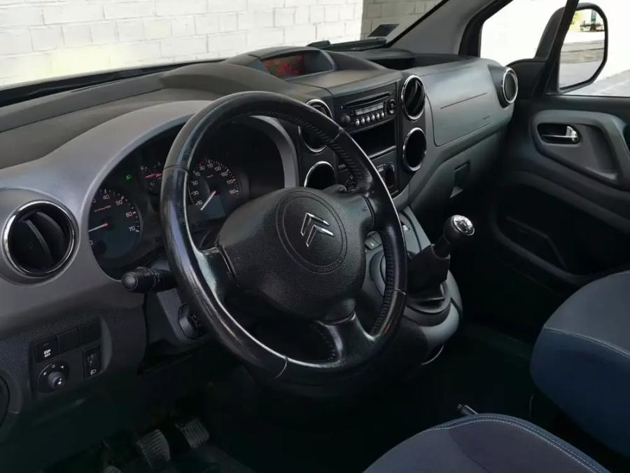 Grey Citroen Berlingo 2011 in Riga, with an engine capacity of 1.60 L and mileage of 283 thousand km for 3690 €, photo 4 on AUTOMOTO.COM.LV