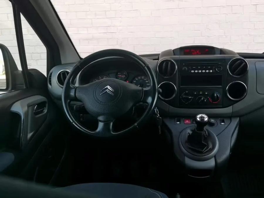 Grey Citroen Berlingo 2011 in Riga, with an engine capacity of 1.60 L and mileage of 283 thousand km for 3690 €, photo 6 on AUTOMOTO.COM.LV
