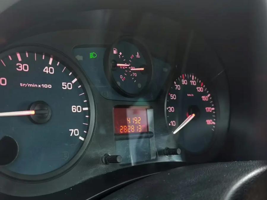 Grey Citroen Berlingo 2011 in Riga, with an engine capacity of 1.60 L and mileage of 283 thousand km for 3690 €, photo 16 on AUTOMOTO.COM.LV