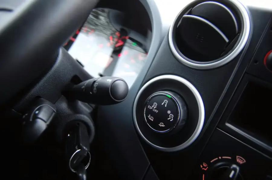 Pelēks Citroen Berlingo 2011 Jēkabpils, ar dzinēja tilpumu 1.60 L un nobraukumu 279 tūkst. km par 5500 €, foto 17 vietnē AUTOMOTO.COM.LV