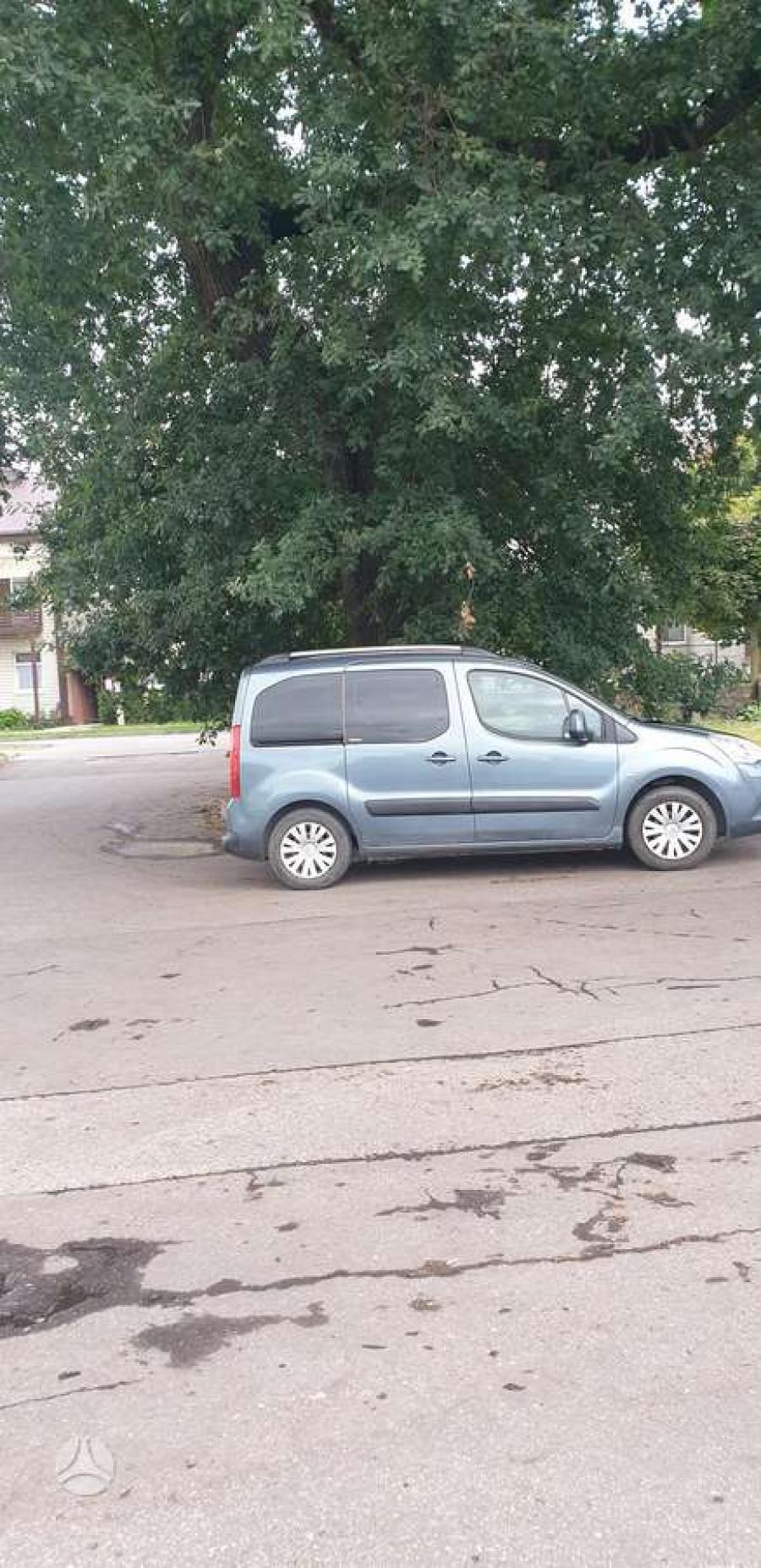 Grey Citroen Berlingo 2011 in Kaunas, with an engine capacity of 1.56 L and mileage of 220 thousand km for 3000 €, photo 3 on AUTOMOTO.COM.LV