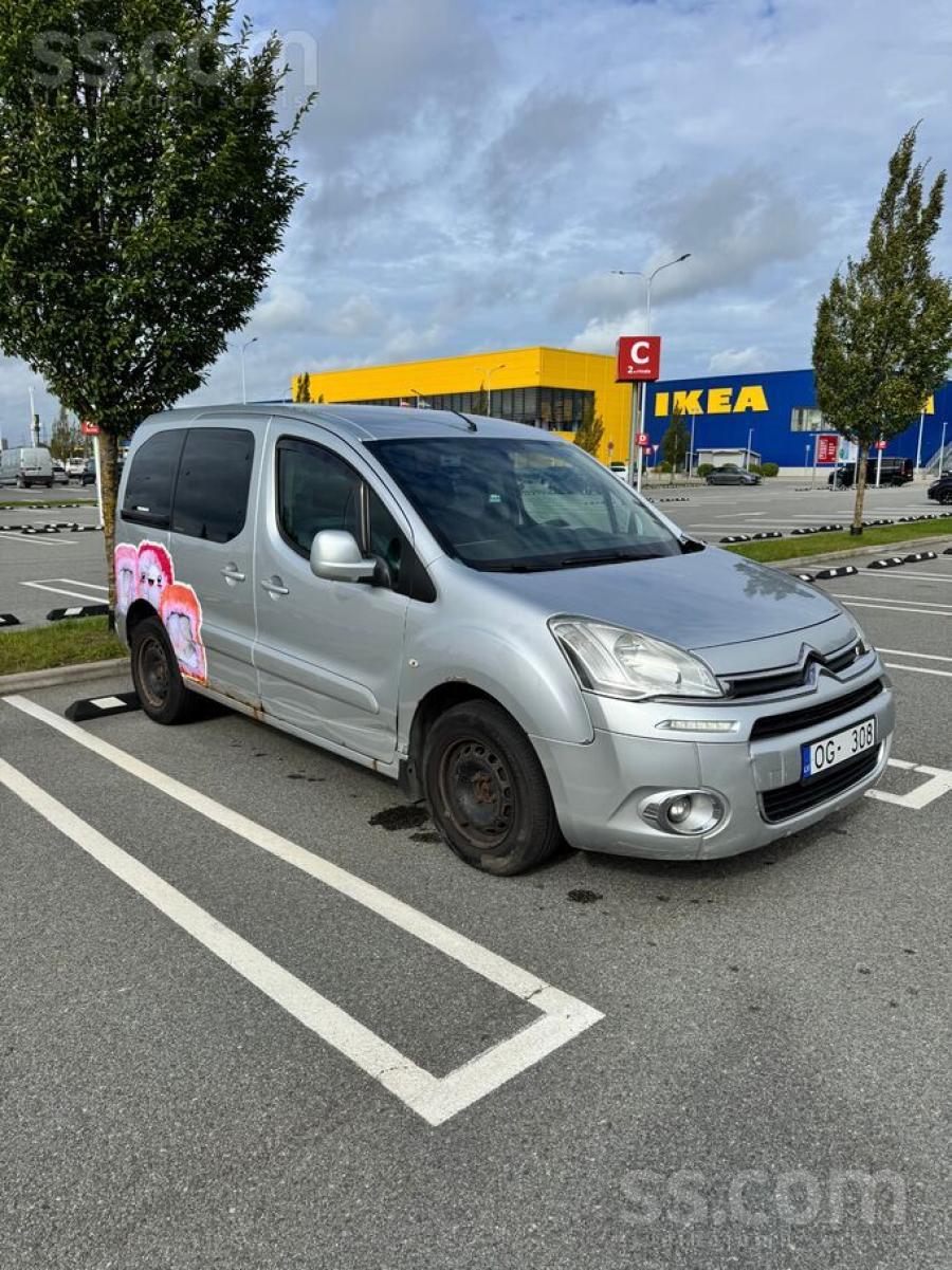 Pelēks Citroen Berlingo 2012 Rīga, ar dzinēja tilpumu 1.60 L un nobraukumu 373 tūkst. km par 2000 €, foto 3 vietnē AUTOMOTO.COM.LV