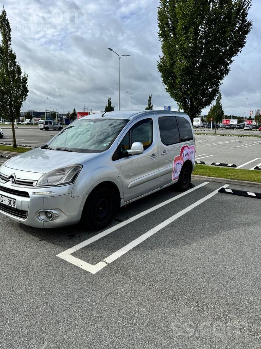 Pelēks Citroen Berlingo 2012 Rīga, ar dzinēja tilpumu 1.60 L un nobraukumu 373 tūkst. km par 2000 €, foto 4 vietnē AUTOMOTO.COM.LV