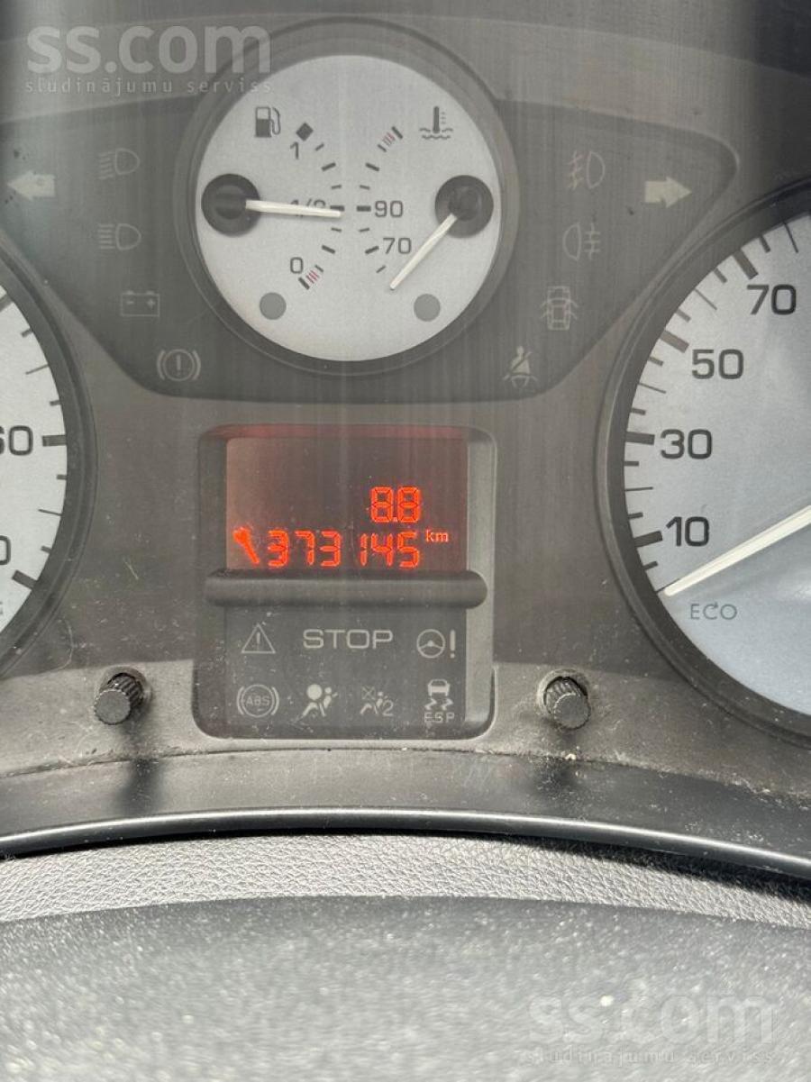 Pelēks Citroen Berlingo 2012 Rīga, ar dzinēja tilpumu 1.60 L un nobraukumu 373 tūkst. km par 2000 €, foto 13 vietnē AUTOMOTO.COM.LV