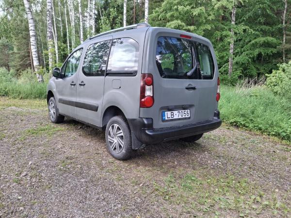 Pelēks Citroen Berlingo 2013 Jelgava, ar dzinēja tilpumu 1.90 L un nobraukumu 301 tūkst. km par 4850 €, foto 3 vietnē AUTOMOTO.COM.LV
