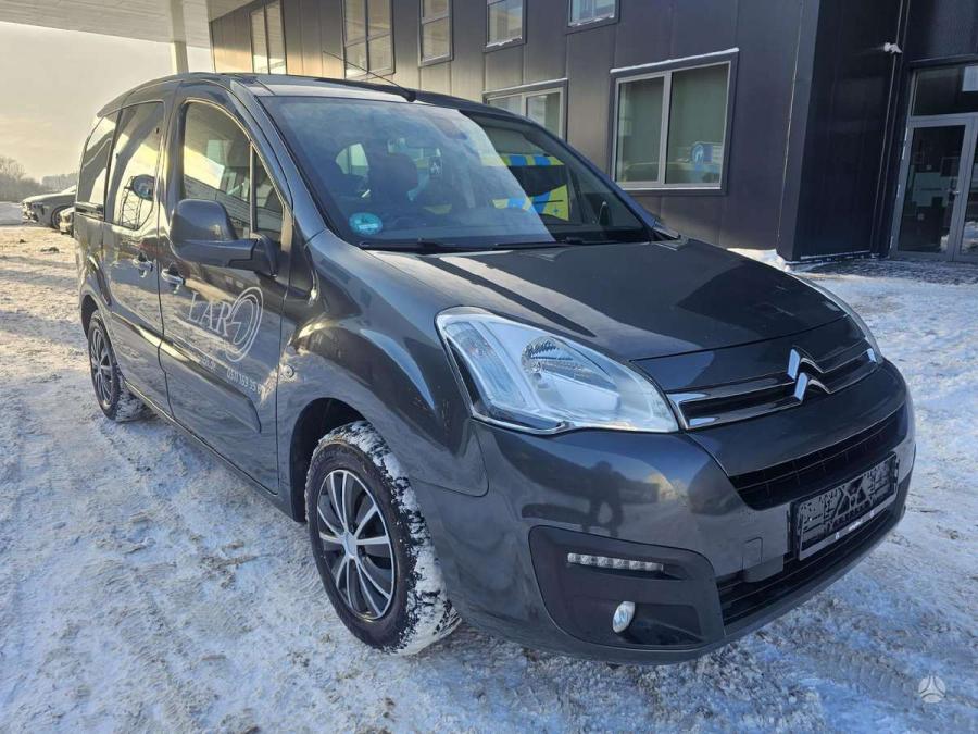 Pelēks Citroen Berlingo 2015 Viļņa, ar dzinēja tilpumu 1.60 L un nobraukumu 177 tūkst. km par 5490 €, foto 4 vietnē AUTOMOTO.COM.LV