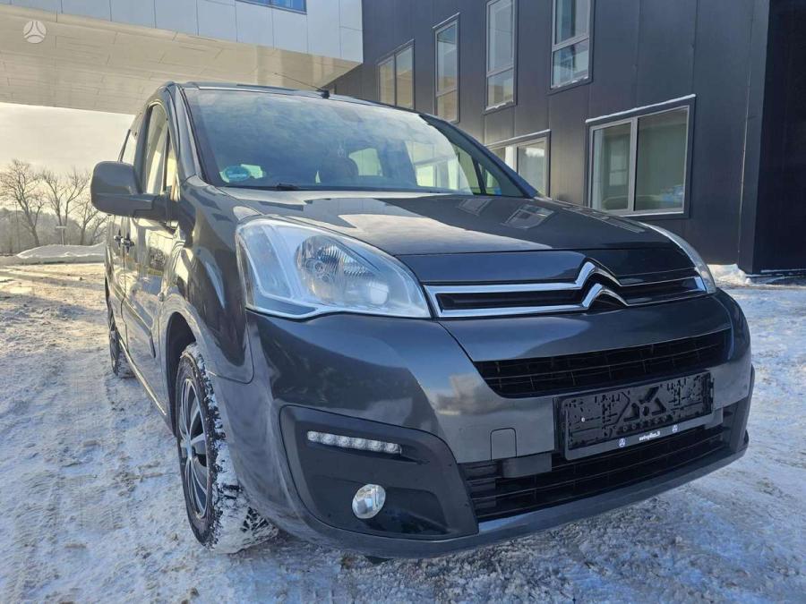 Pelēks Citroen Berlingo 2015 Viļņa, ar dzinēja tilpumu 1.60 L un nobraukumu 177 tūkst. km par 5490 €, foto 5 vietnē AUTOMOTO.COM.LV