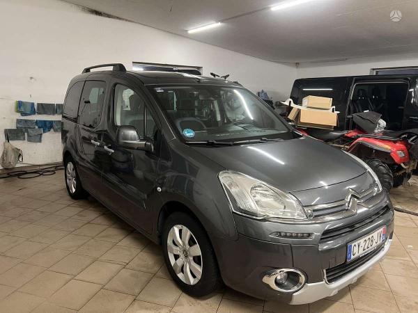 Pelēks Citroen Berlingo 2015 Tauragė, ar dzinēja tilpumu 1.56 L un nobraukumu 204 tūkst. km par 5600 €, foto 1 vietnē AUTOMOTO.COM.LV