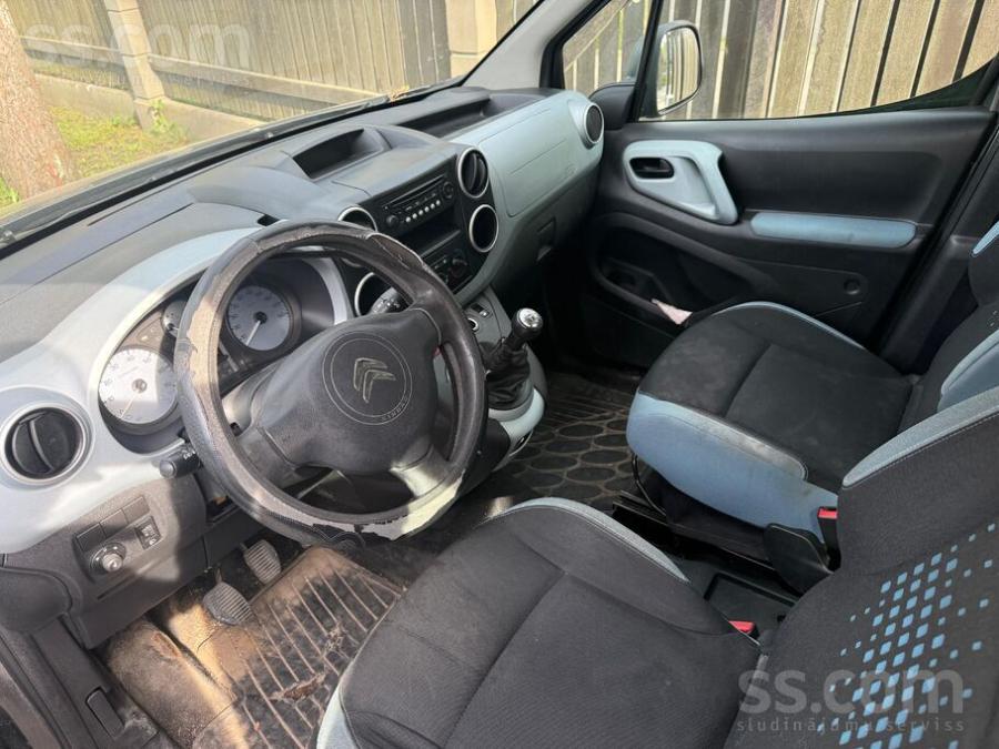 Pelēks Citroen Berlingo 2015 Rīga, ar dzinēja tilpumu 1.60 L un nobraukumu 248 tūkst. km par 2904 €, foto 4 vietnē AUTOMOTO.COM.LV